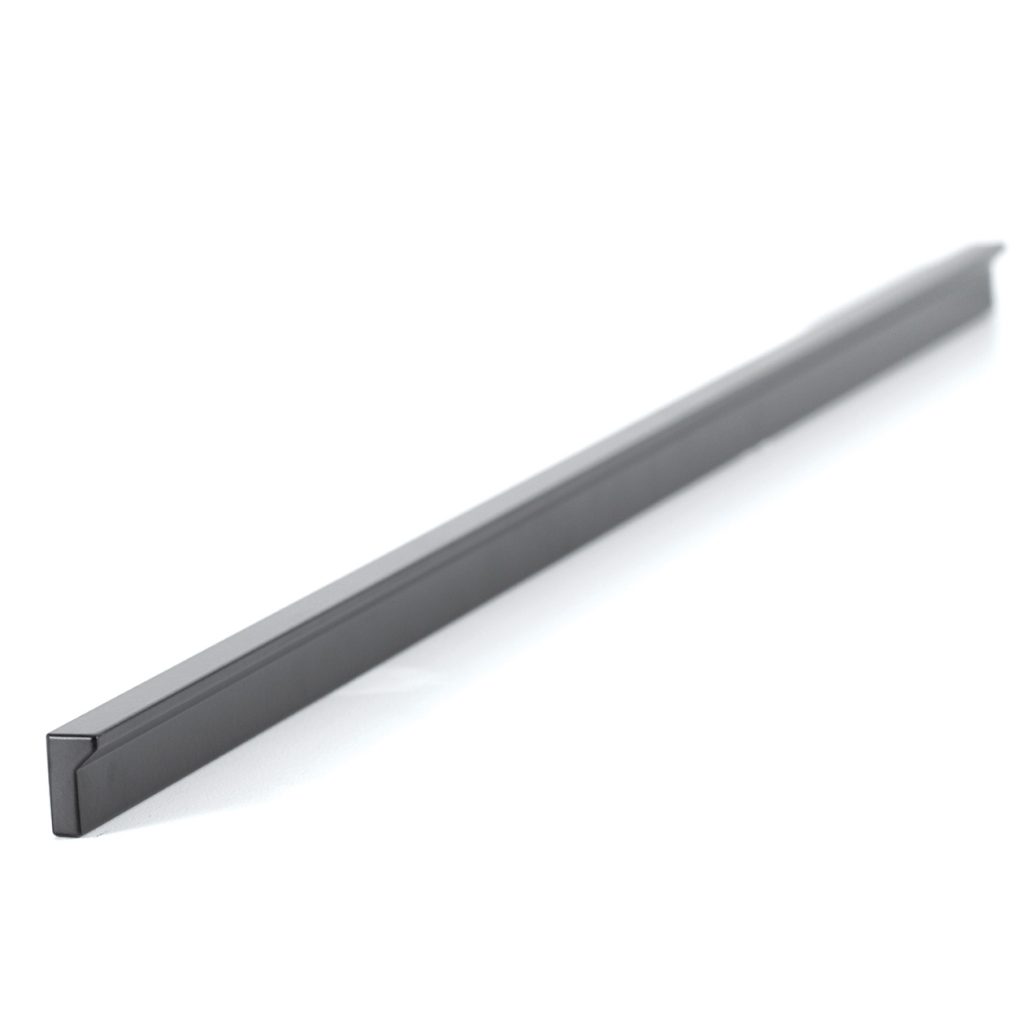 MOMO ANGLE PULL HANDLE 480MM MATT BLACK - Avoca Architechtural